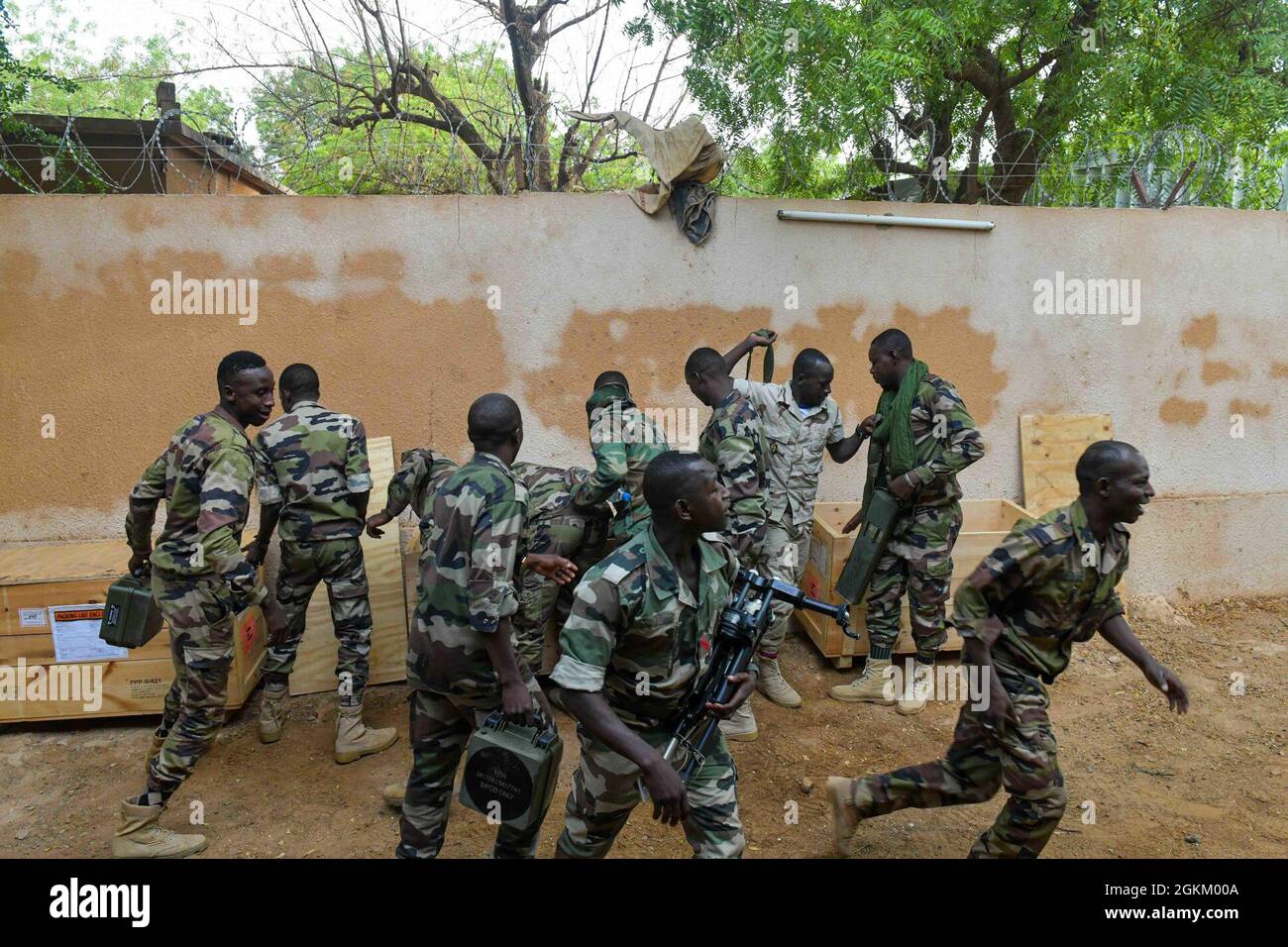 Nigerien soldiers from the Nigerien Mortar Team participates in large ...