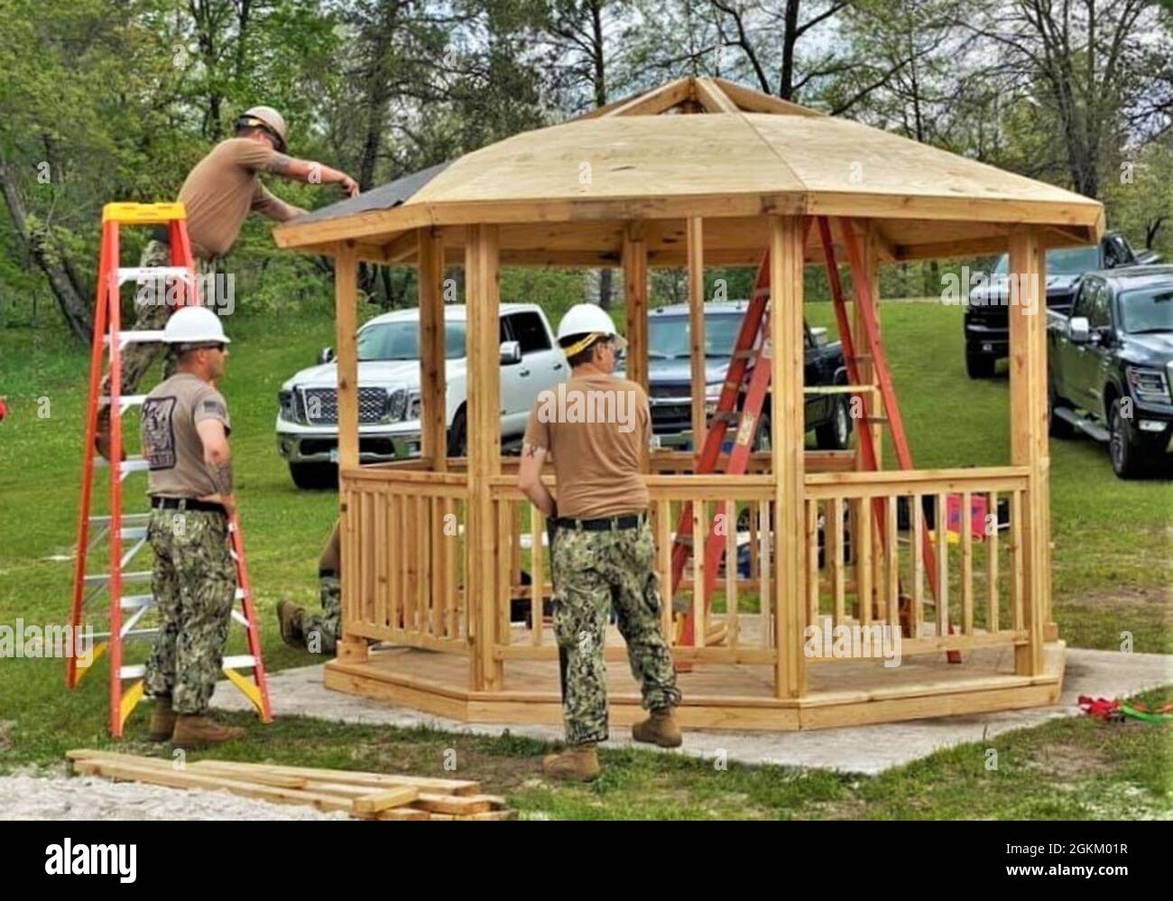 Navy Seabees with Naval Mobile Construction Battalion 25 build a gazebo ...