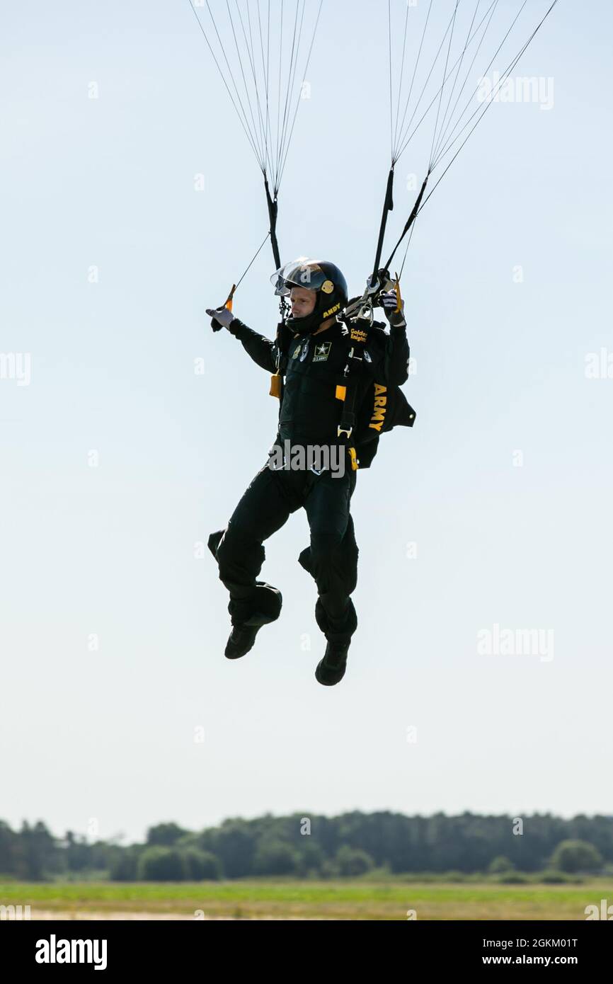 Sgt. 1st Class Andy Sippl, parachutist on the U.S. Army Parachute Team ...