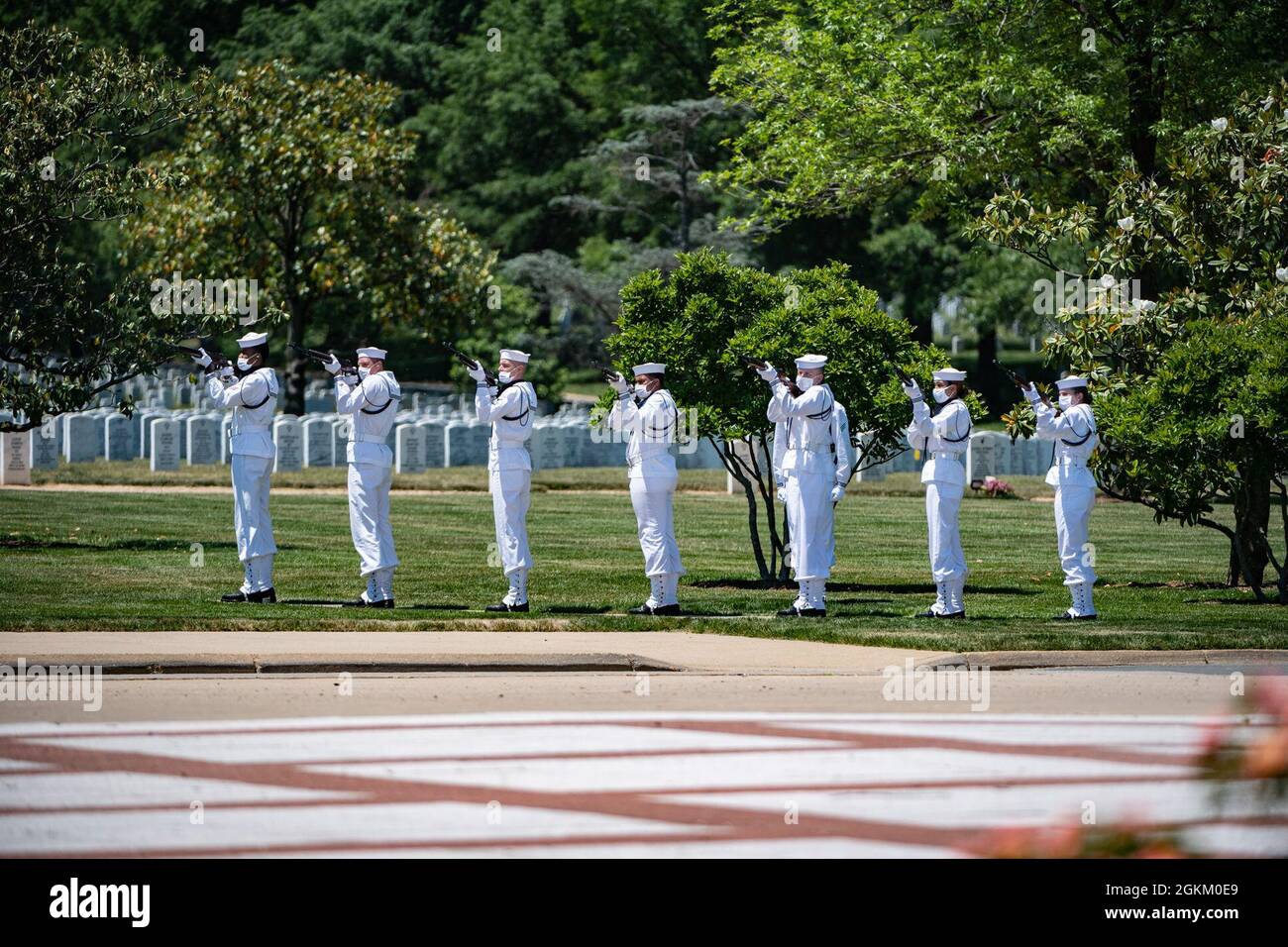 A firing party from the U.S. Navy Ceremonial Guard fires 3-rifle ...