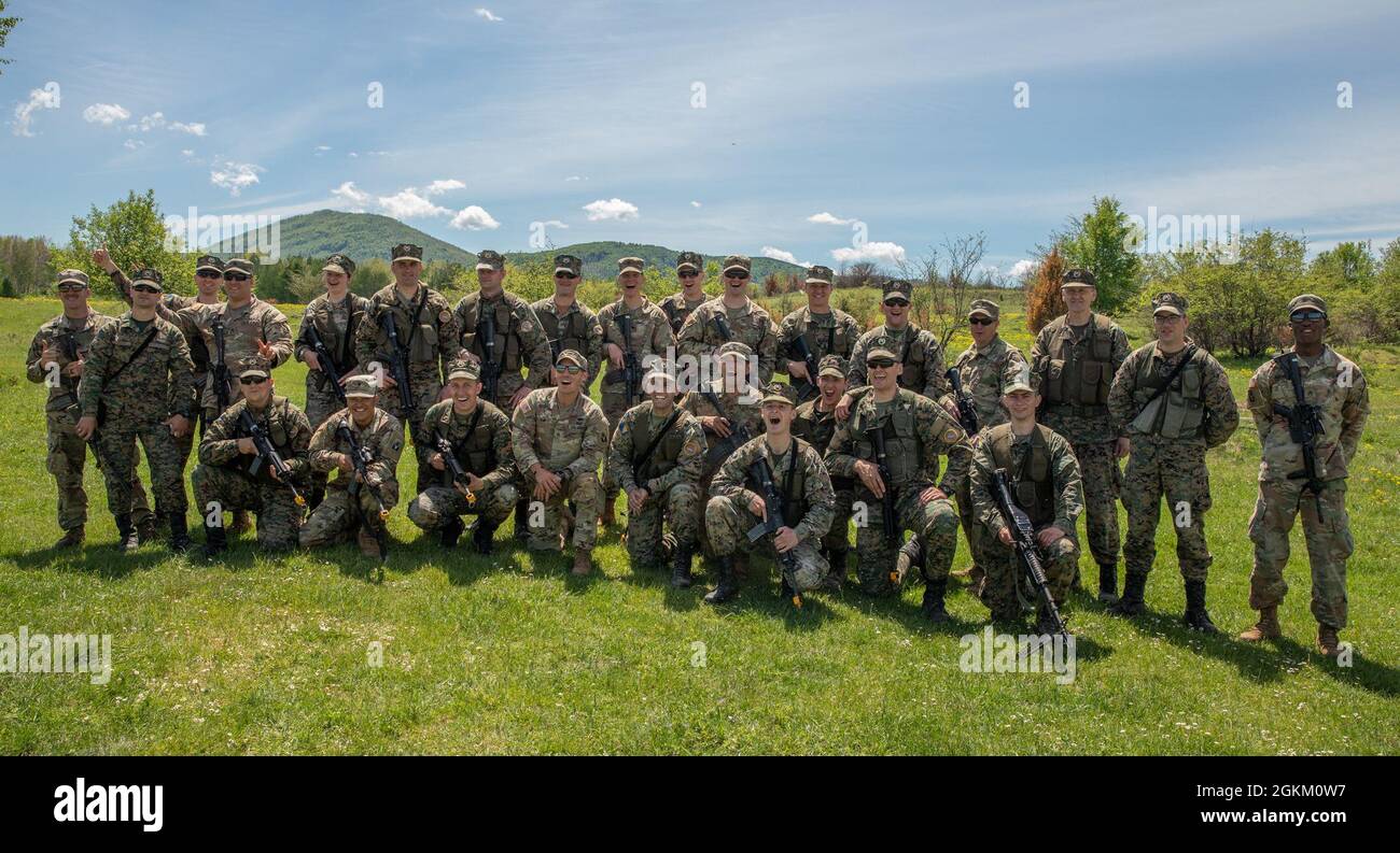 Soldiers 2nd battalion 124th infantry hi-res stock photography and ...
