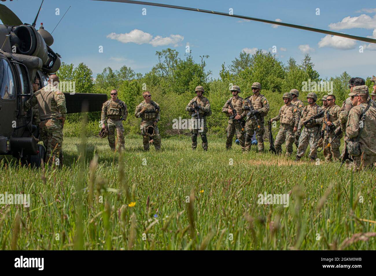Soldiers 2nd battalion 124th infantry hi-res stock photography and ...