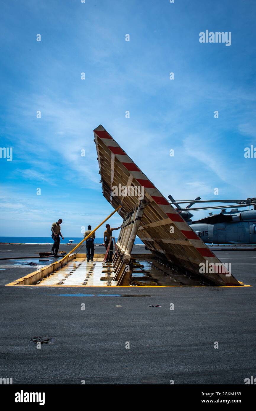 Jet blast deflector hi-res stock photography and images - Alamy