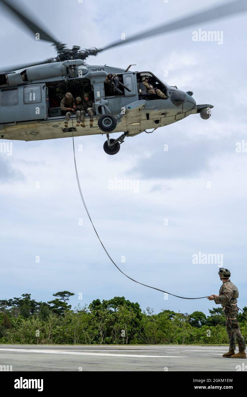 Rappelling from a helicopter hi-res stock photography and images - Alamy