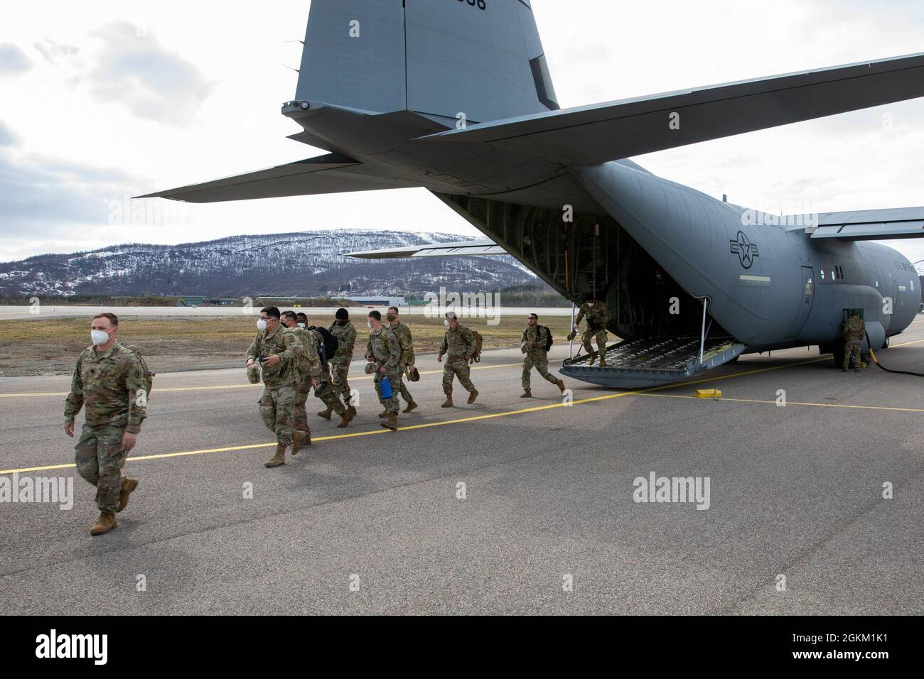 Soldiers from the Alpha Battery, 1st Battalion, 6th Field Artillery ...