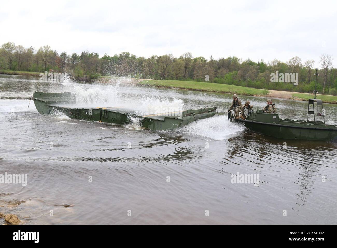 Army Reserve Soldiers from the 652nd Engineer Company prepare to hook ...