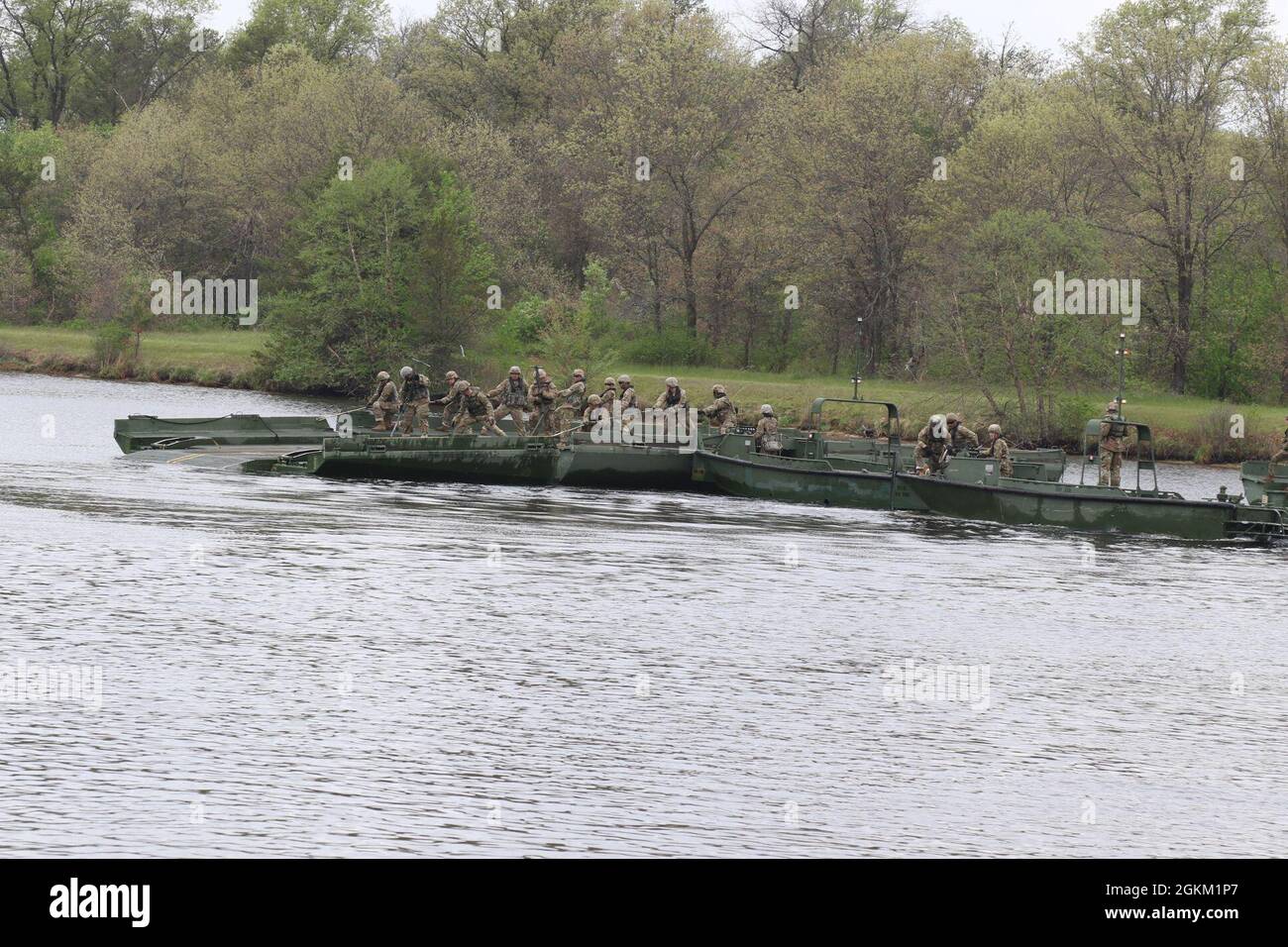 Army Reserve Soldiers from the 652nd Engineer Company work together to ...