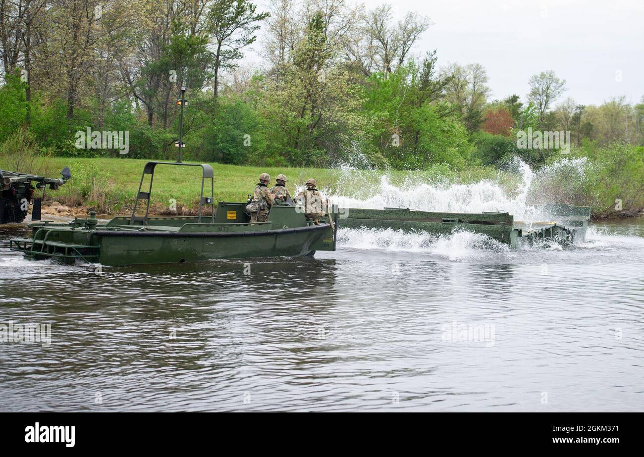 Army Reserve Soldiers from the 652nd Engineer Company (Multi-Role ...