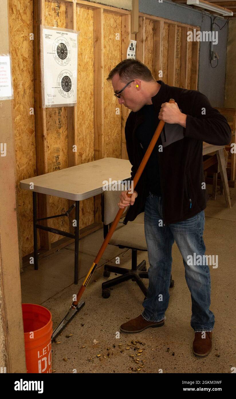 POULSBO, Wash. (May 21, 2021) – U.S. Navy Yeoman 2nd Class Oscar ...