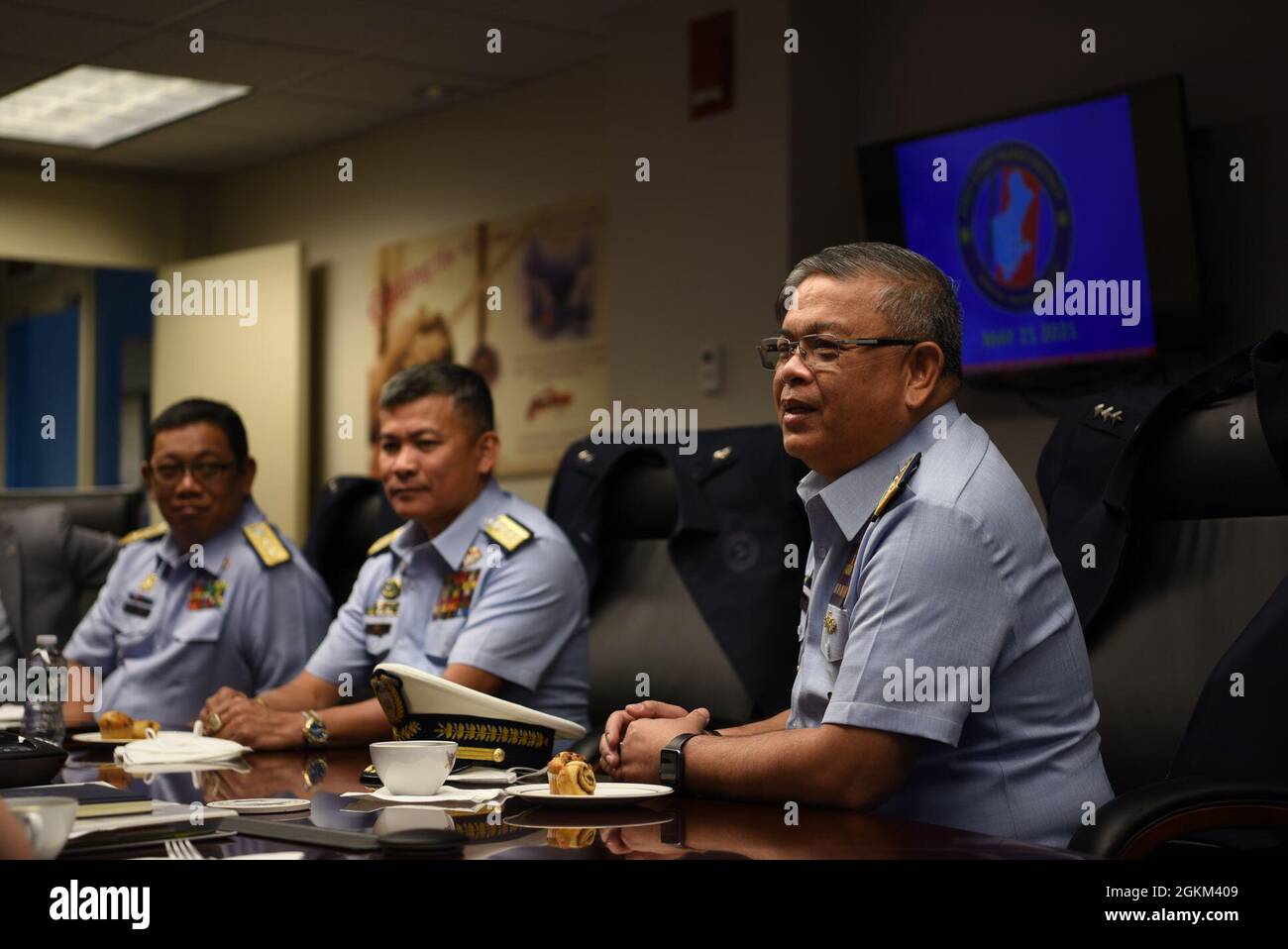 A delegation of five Philippine Coast Guard flag officers led by Vice ...