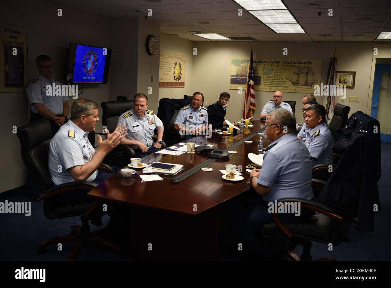 A delegation of five Phillipine Coast Guard flag officers led by Vice ...