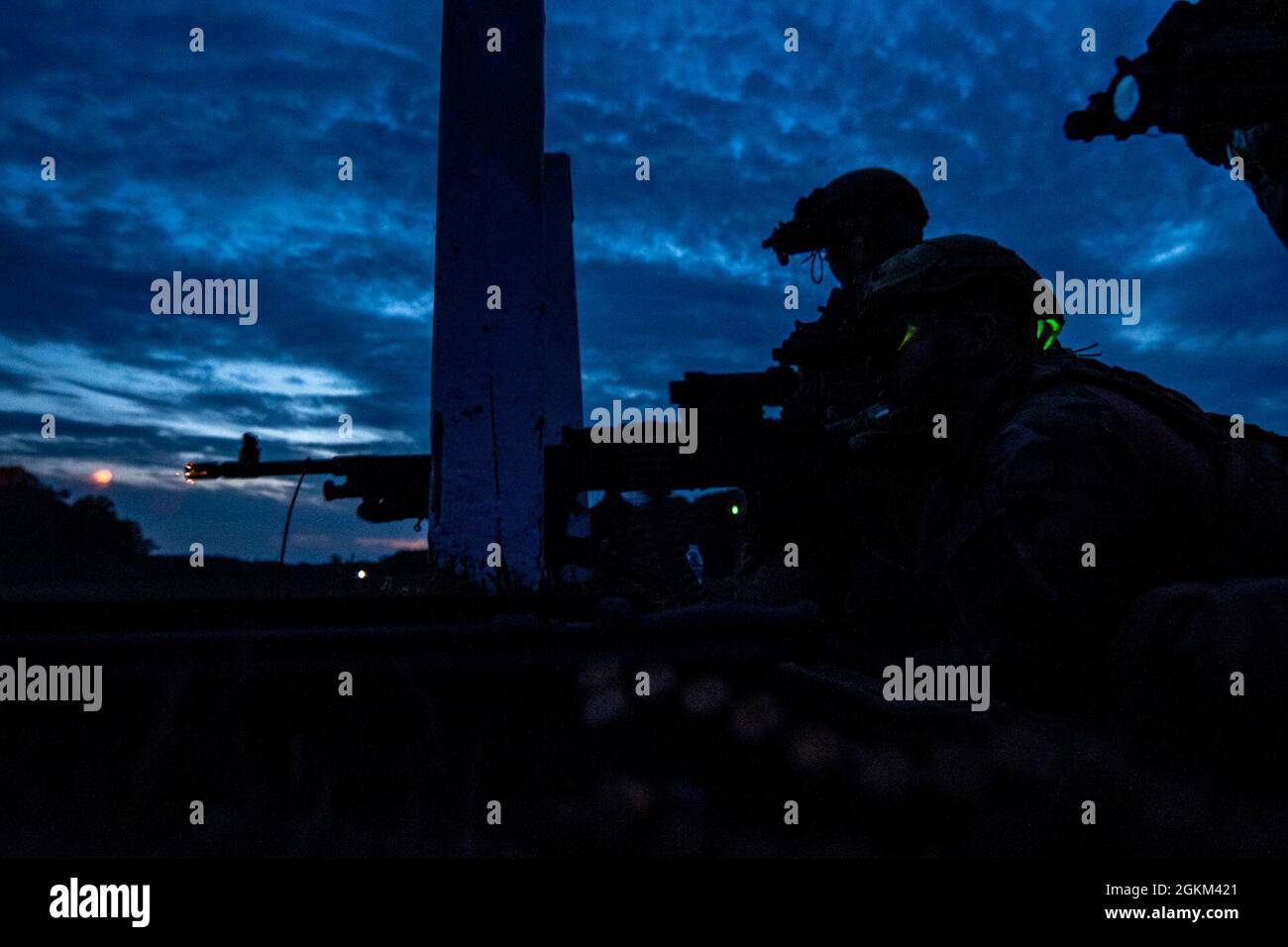 M240 machine gun shooting at night hi-res stock photography and images ...