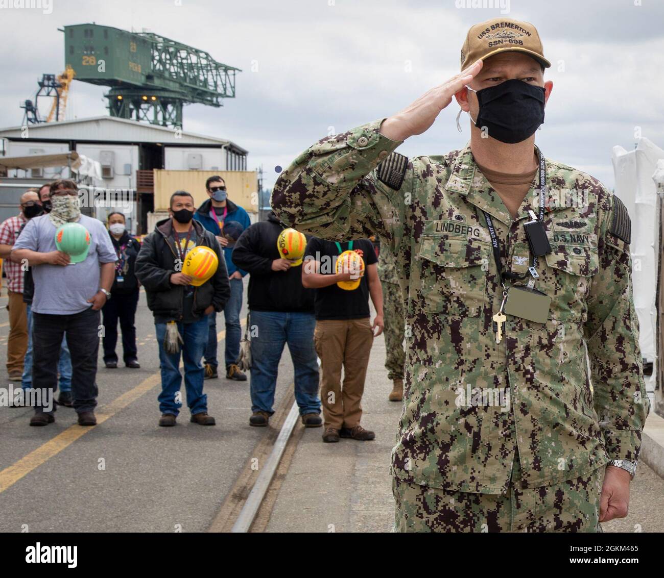 Capt. Chris Lindberg, commanding officer, USS Bremerton (SSN 698) gives ...