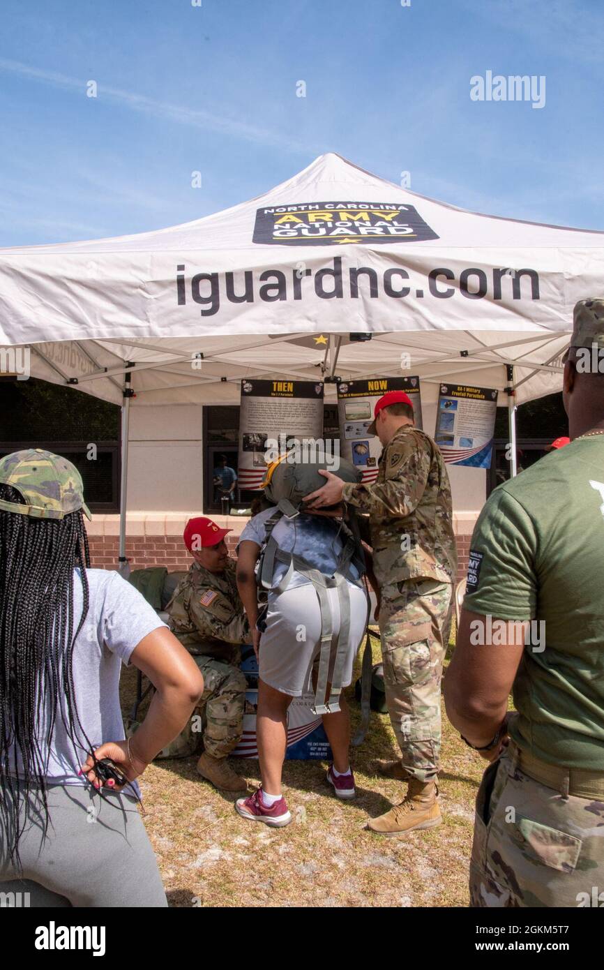 Soldiers assigned to the 403rd Quartermaster Rigger Support Team secure ...