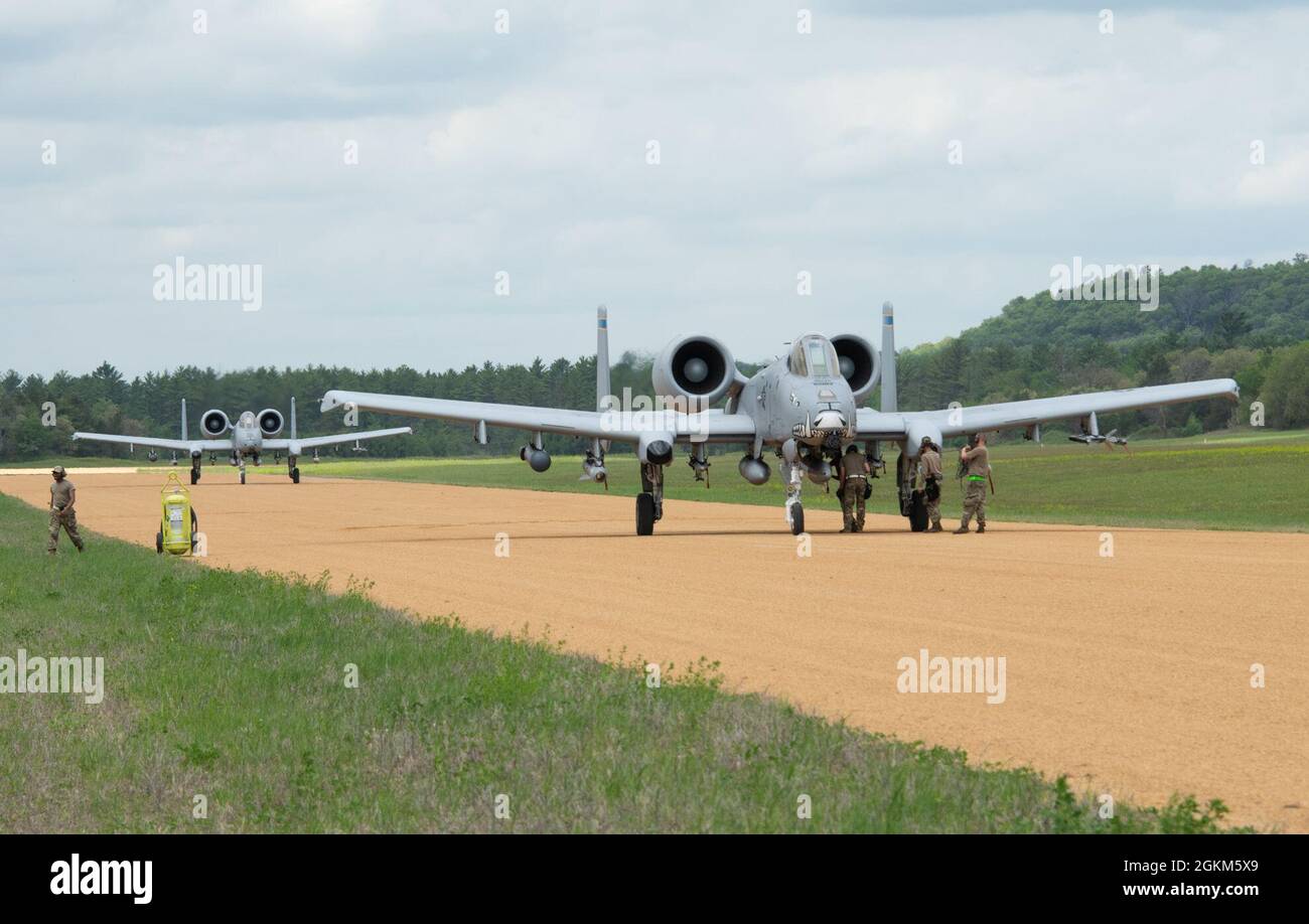 Members of Air Force 354th Fighter Squadron and 355 OSS controllers ...