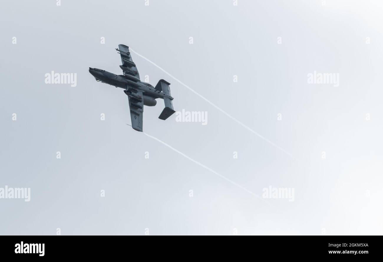 Members of Air Force 354th Fighter Squadron and 355 OSS controllers ...