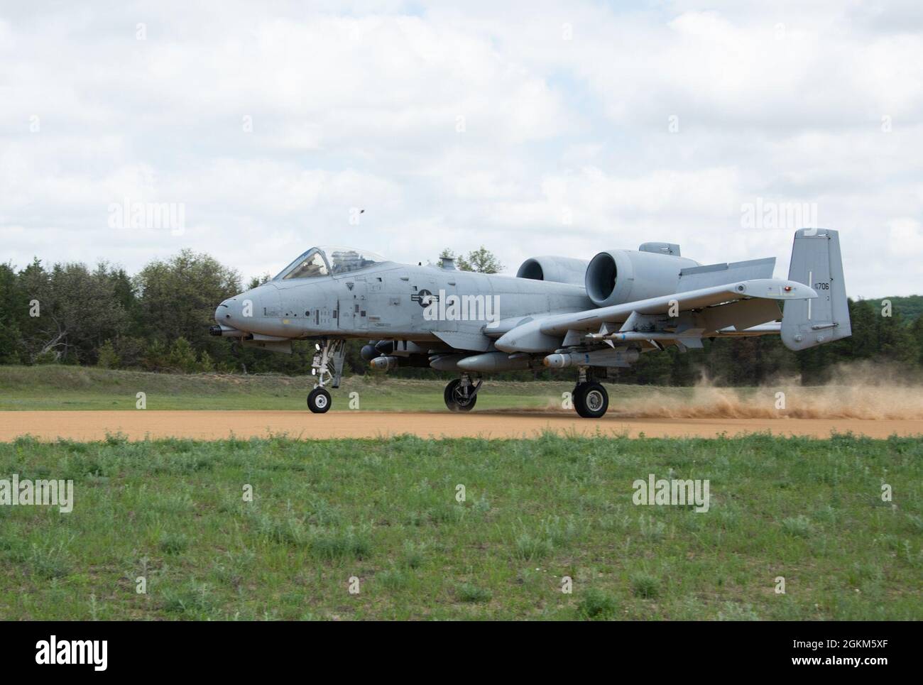 Members of Air Force 354th Fighter Squadron and 355 OSS controllers ...