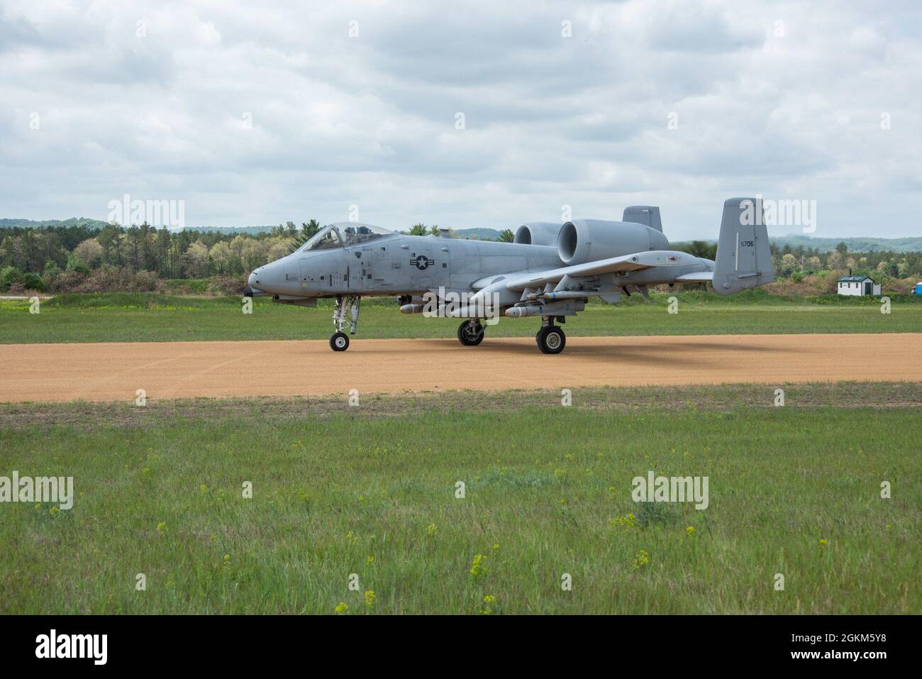 Members of Air Force 354th Fighter Squadron and 355 OSS controllers ...