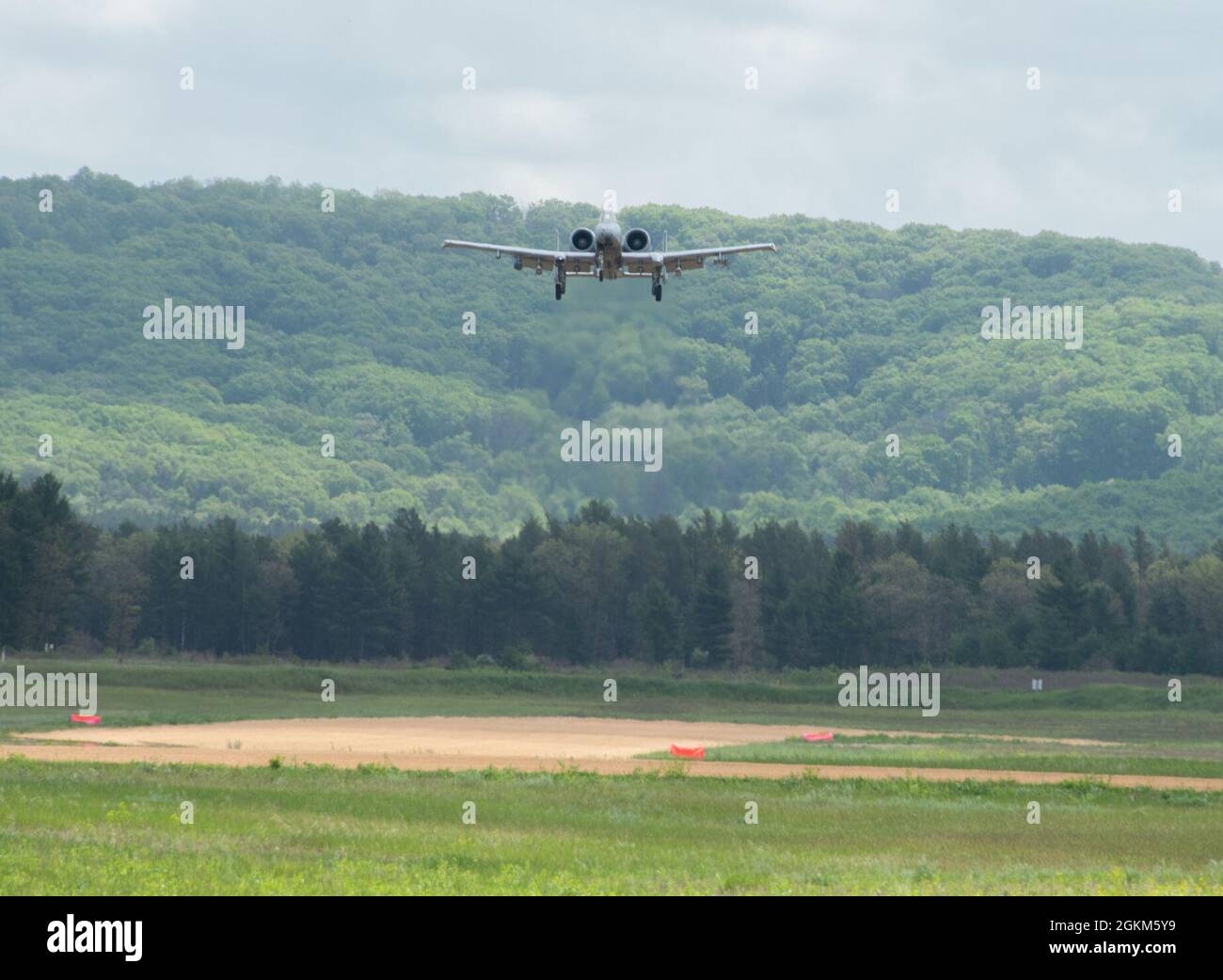 Members of Air Force 354th Fighter Squadron and 355 OSS controllers ...