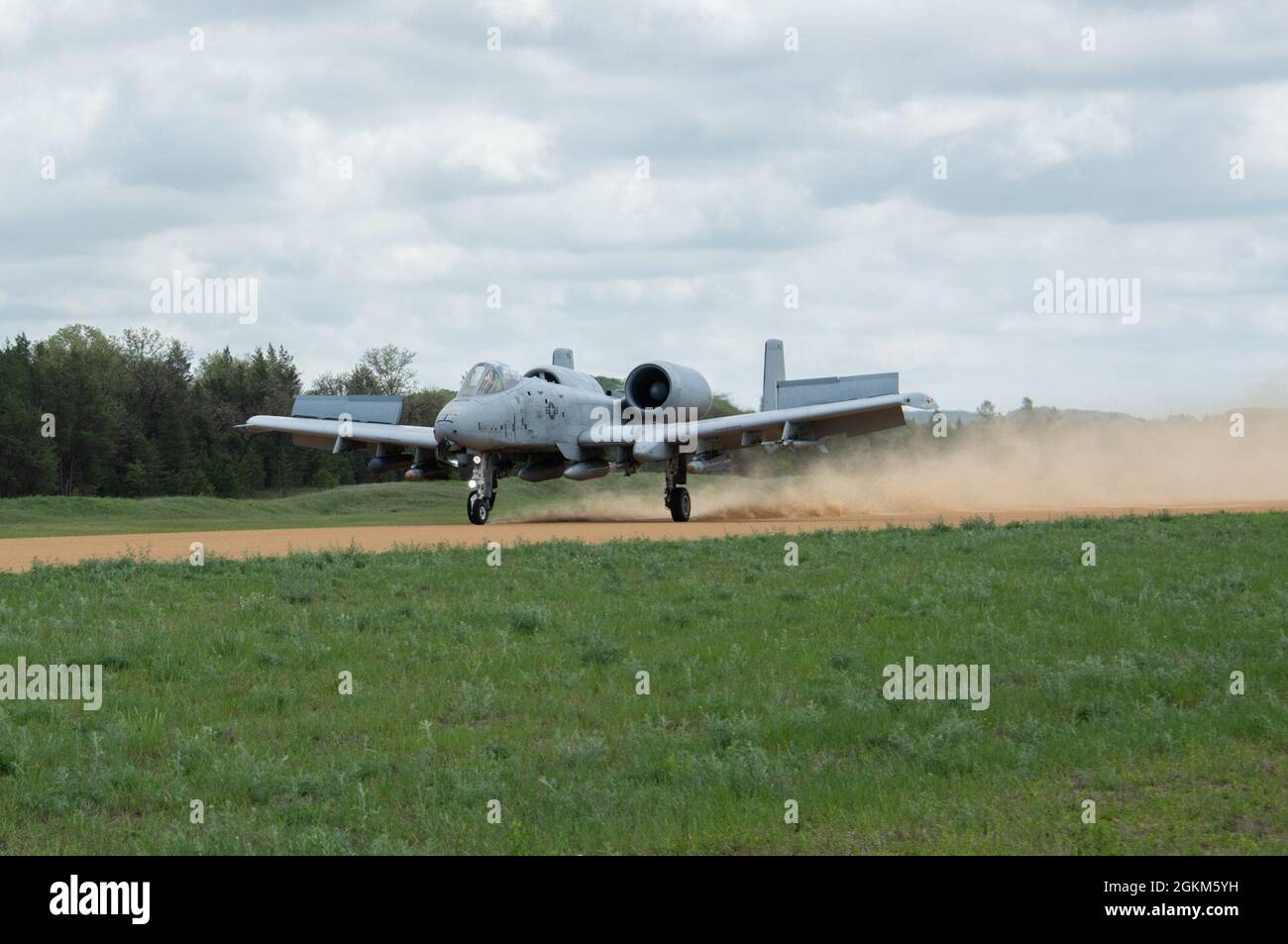 Members of Air Force 354th Fighter Squadron and 355 OSS controllers ...