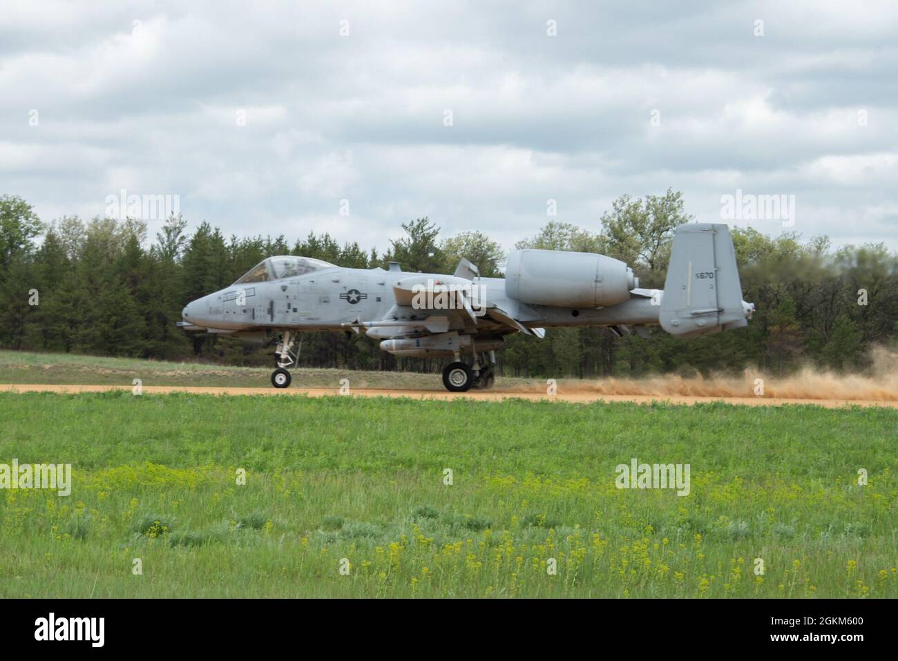 Members of Air Force 354th Fighter Squadron and 355 OSS controllers ...