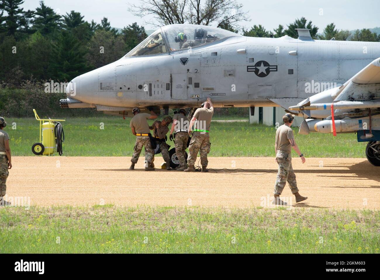 Members of Air Force 354th Fighter Squadron and 355 OSS controllers ...