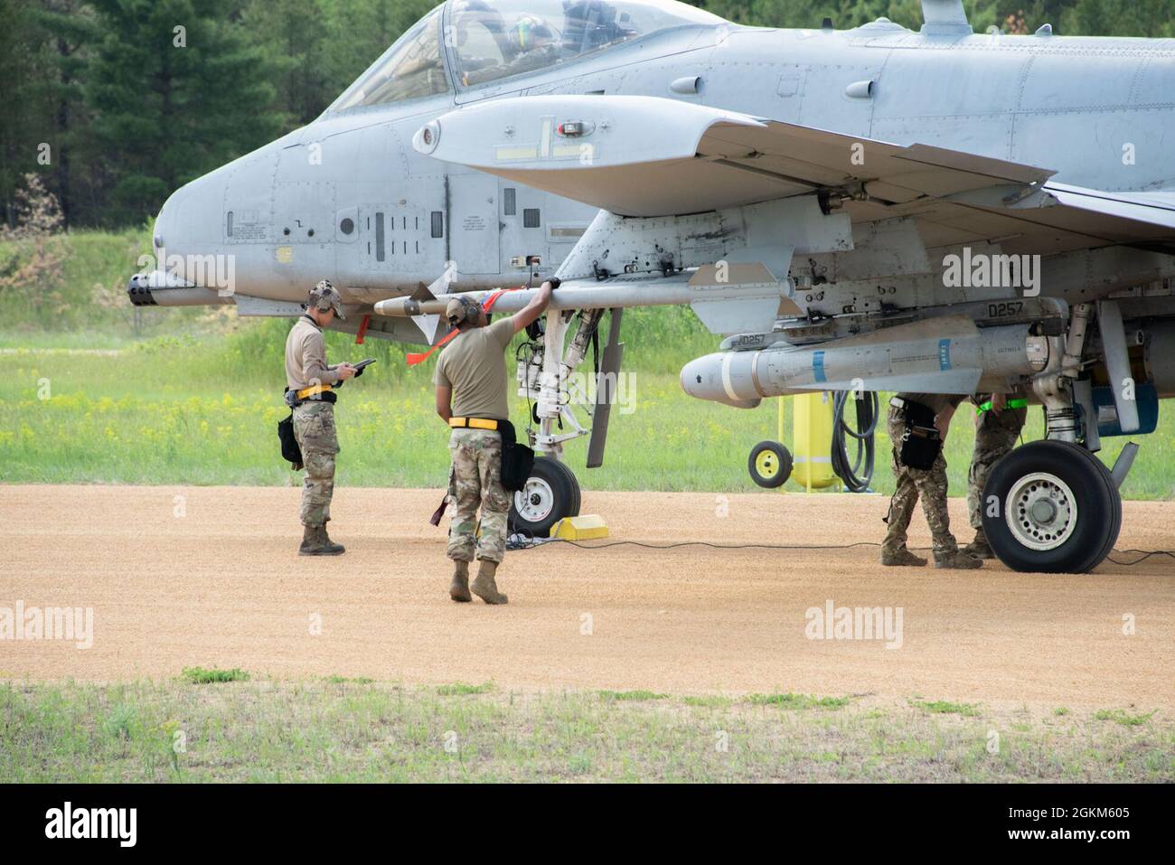 Members of Air Force 354th Fighter Squadron and 355 OSS controllers ...