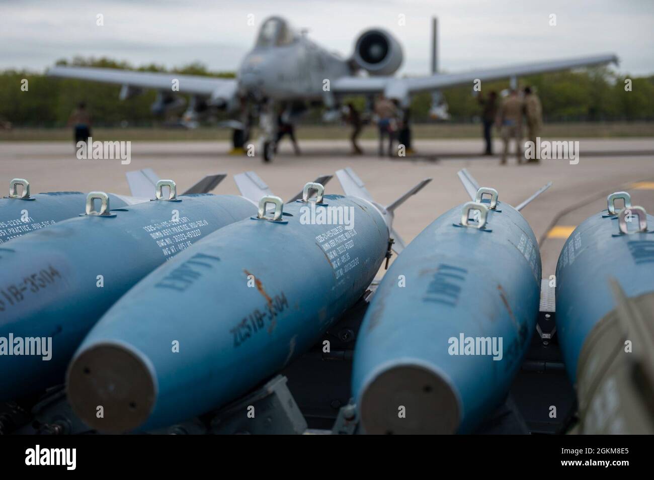 Airmen fuel an A-10 Thunderbolt II using an Aerial Bulk Fuel Delivery ...