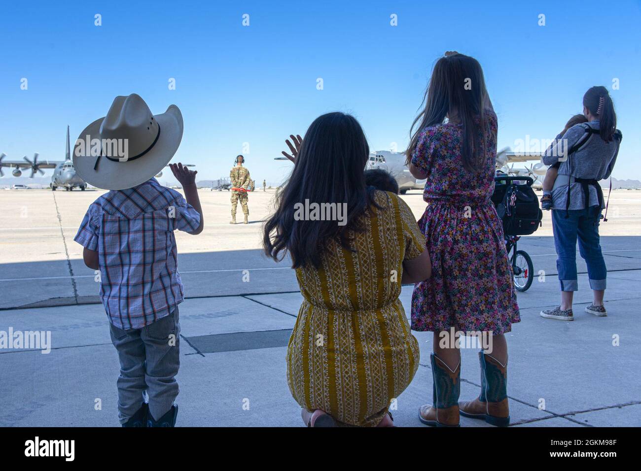 Wave farewell hi-res stock photography and images - Alamy