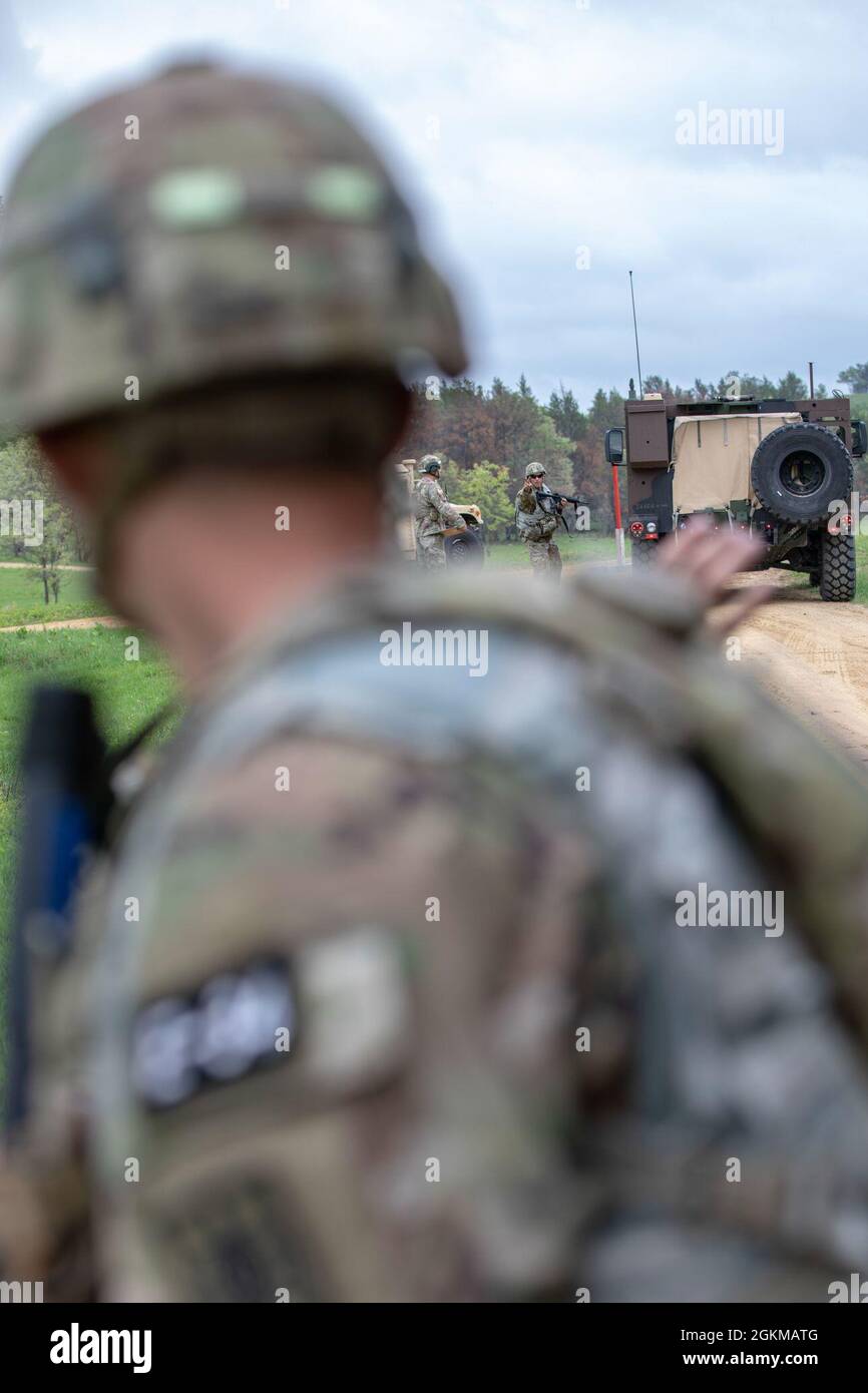 Soldiers hand signals hi-res stock photography and images - Alamy