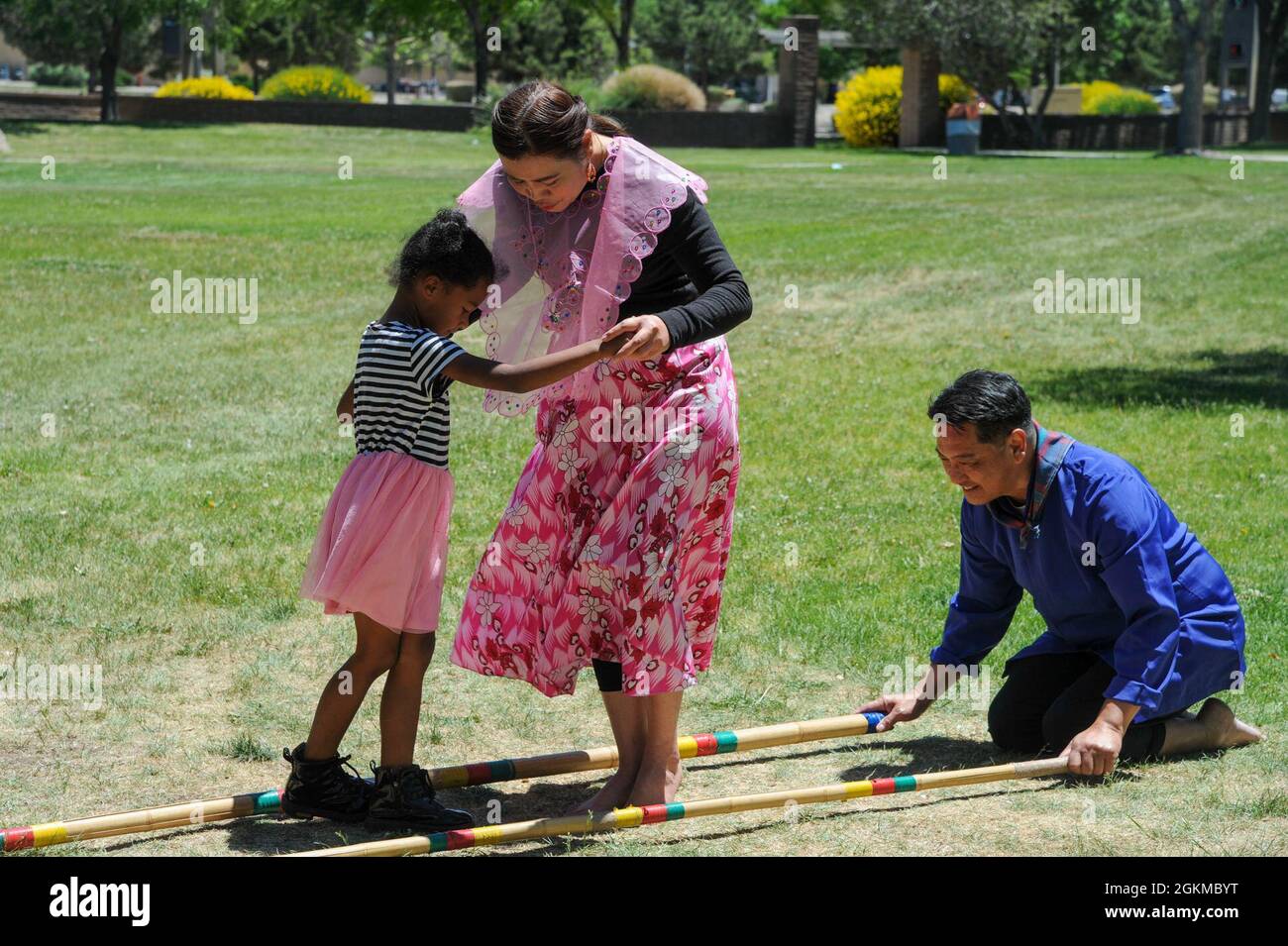 Tinikling hi-res stock photography and images - Alamy