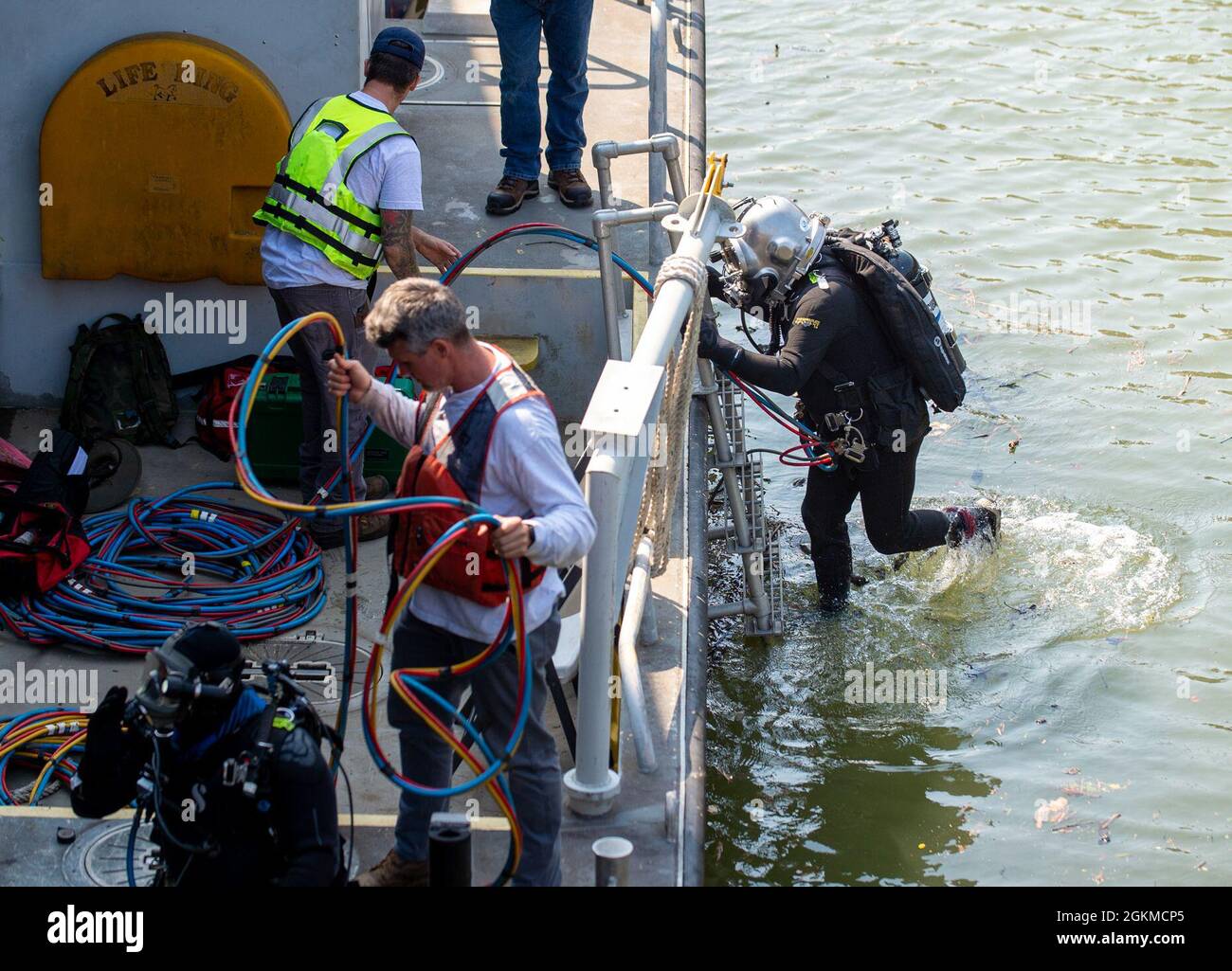 Divers with the U.S. Army Corps of Engineers Pittsburgh District ...
