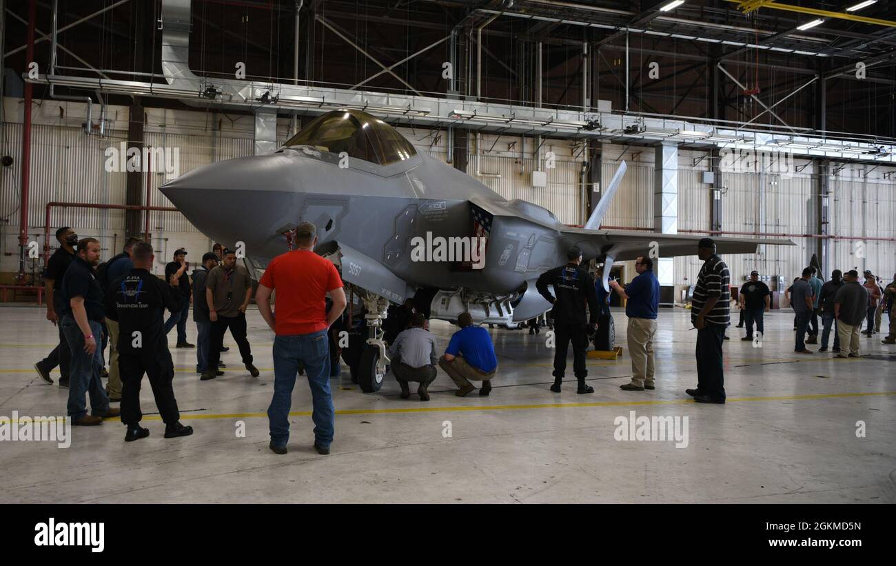Members of the Oklahoma City Air Logistics Complex Heavy Maintenance ...