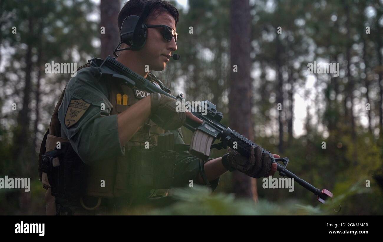 A Marine with the Special Response Team, Provost Marshal’s Office ...