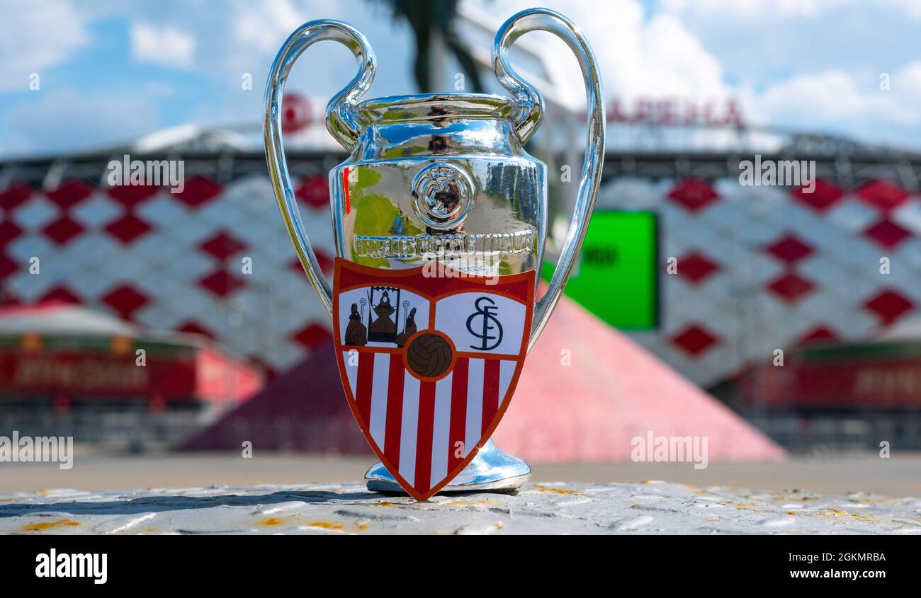 Football ball 4k hi-res stock photography and images - Alamy