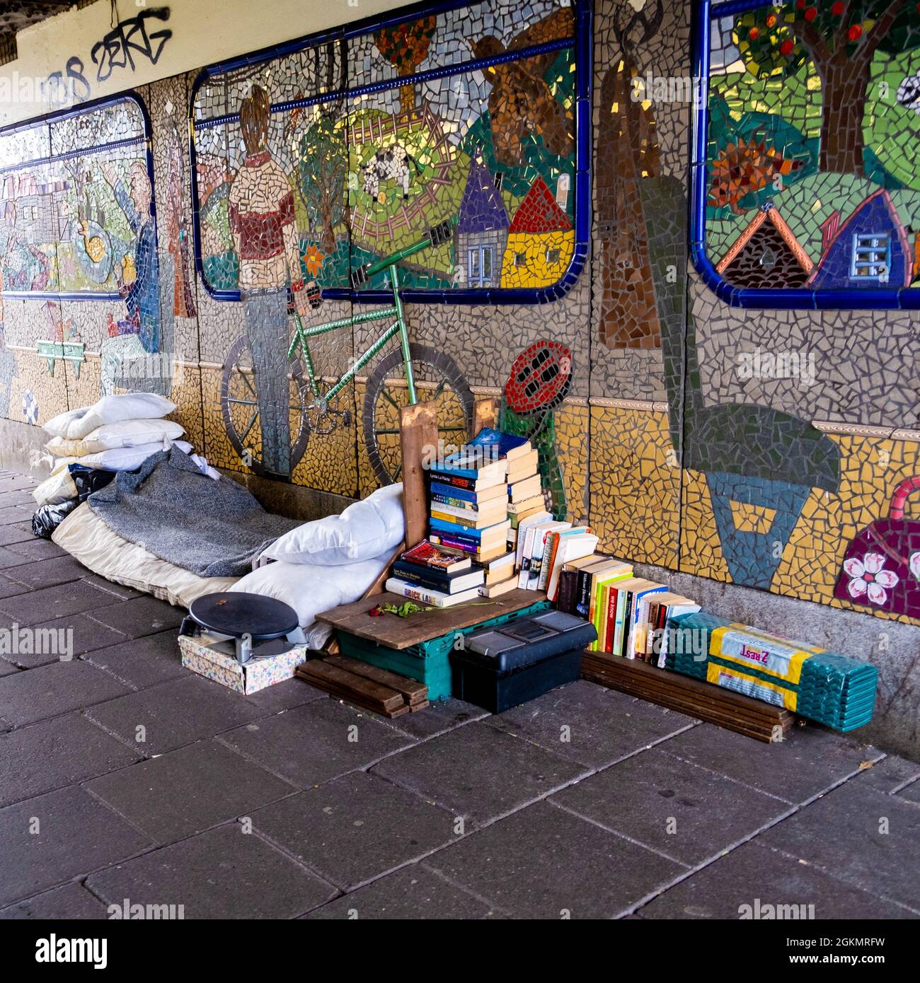 Homeless under bridge hi-res stock photography and images - Alamy