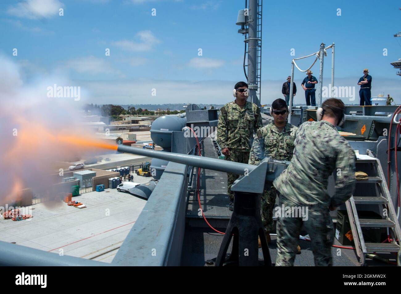 Memorial day 21 gun salute hi-res stock photography and images - Alamy