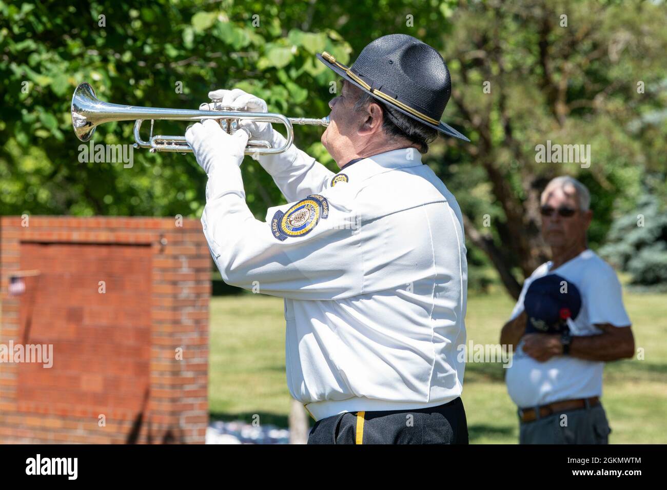 Rifle salute hi-res stock photography and images - Alamy