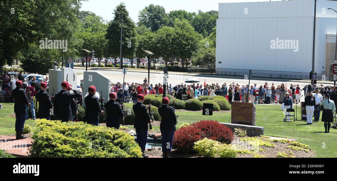 Soldiers from the 27th Engineer Battalion (Combat)(Airborne), 20th ...
