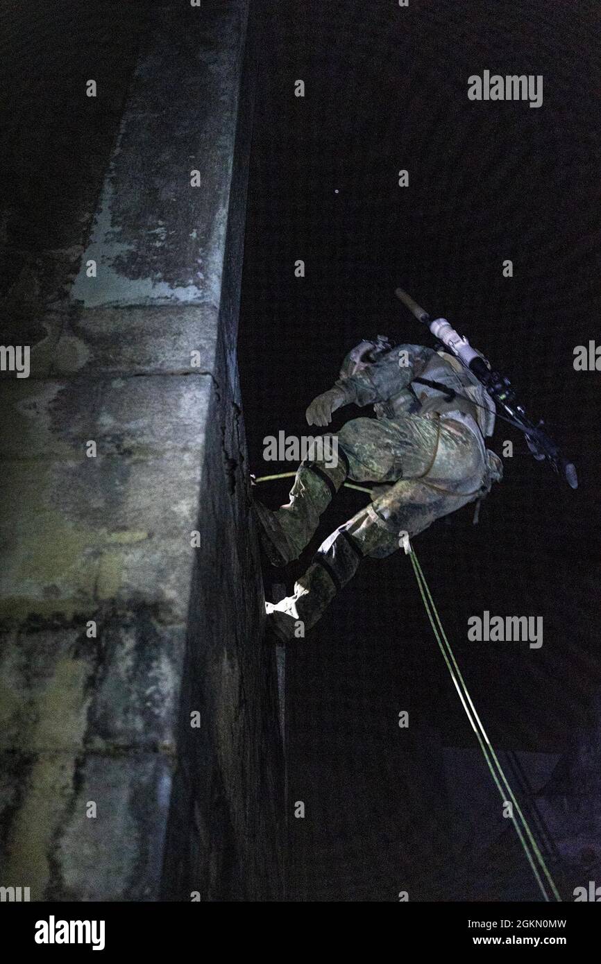 Urban sniper training hi-res stock photography and images - Alamy