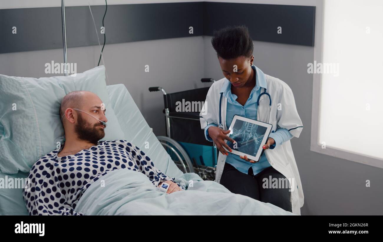 Specialist surgeon black woman doctor explaining illness diagnosis ...