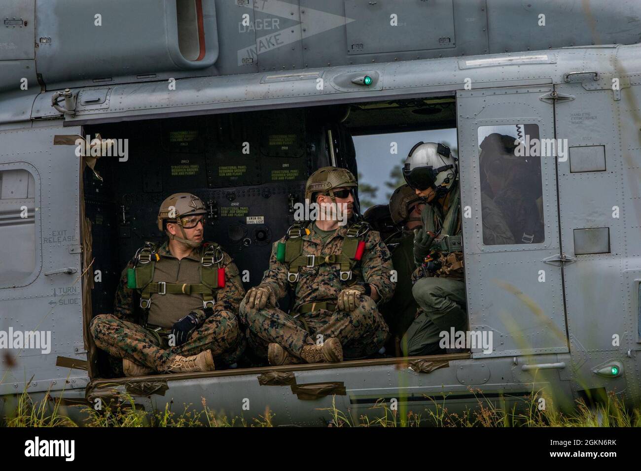 Marines with 3rd Force Reconnaissance Company, 4th Marine Division ...