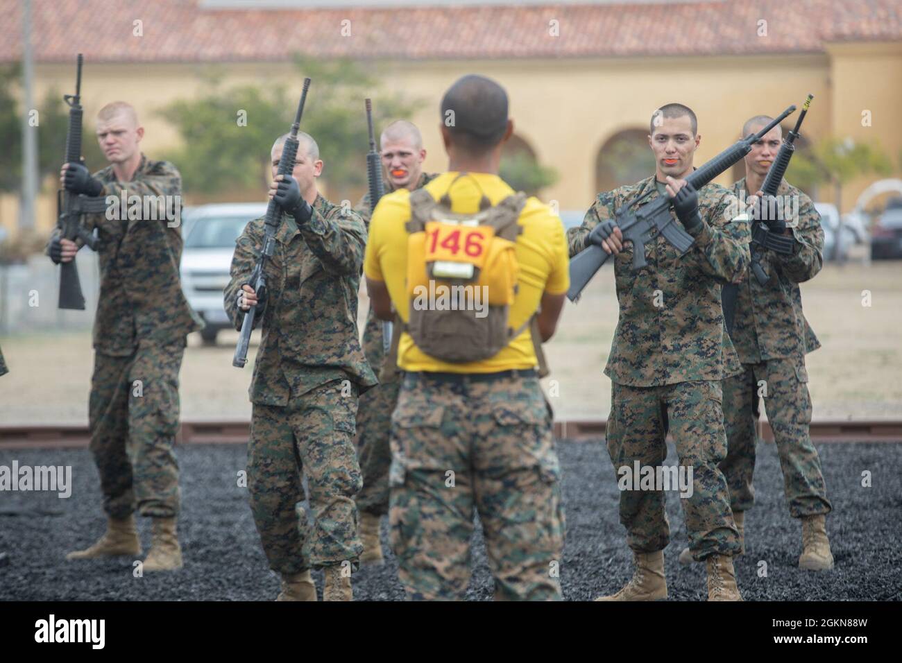Recruits with Golf Company, 2nd Recruit Training Battalion, execute a ...