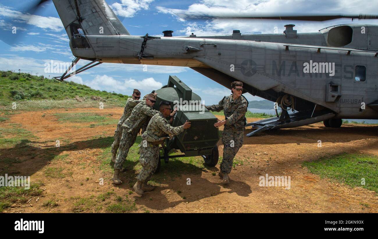U.S. Marines and Sailors with Marine Heavy Helicopter Squadron (HMH ...