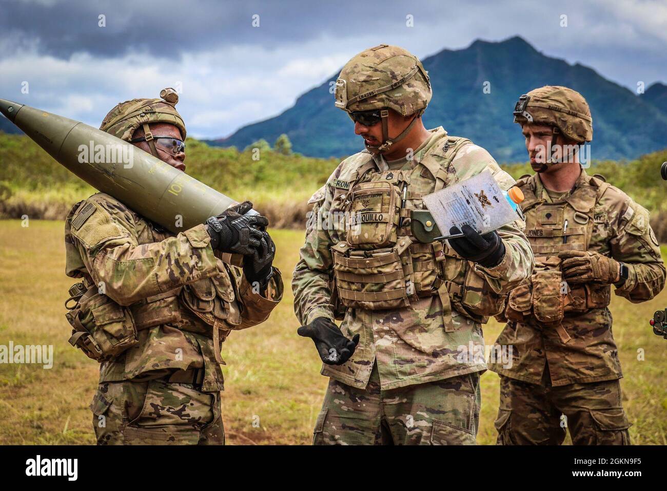 Schofield Barracks, HI — Soldiers from 1st Platoon, Charlie Battery ...