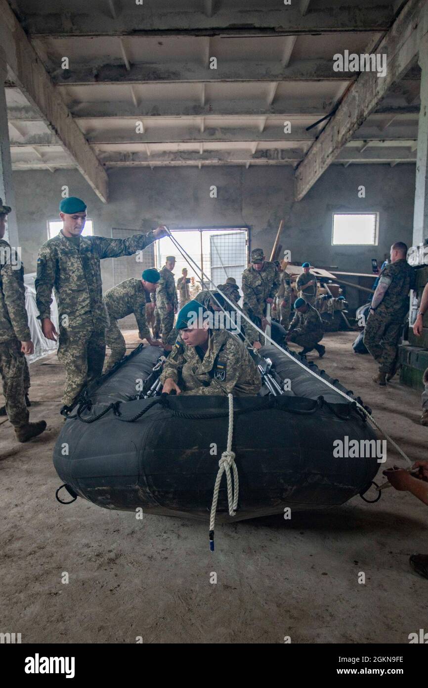Ukrainian Marines with the 36th Marine Brigade assemble a combat rubber ...