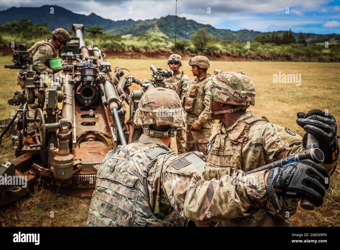 Schofield Barracks, HI — Soldiers from 1st Platoon, Charlie Battery ...