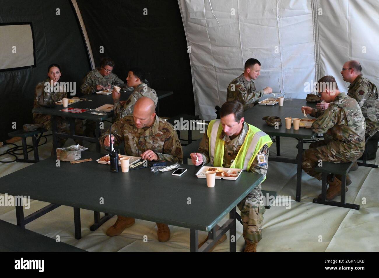 U.S. Air Force members of the 119th North Dakota Air National Guard eat ...