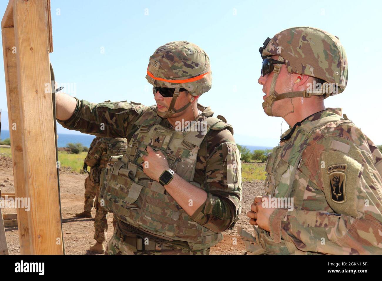 Soldiers assigned to Headquarters and Headquarters Company, 1st ...