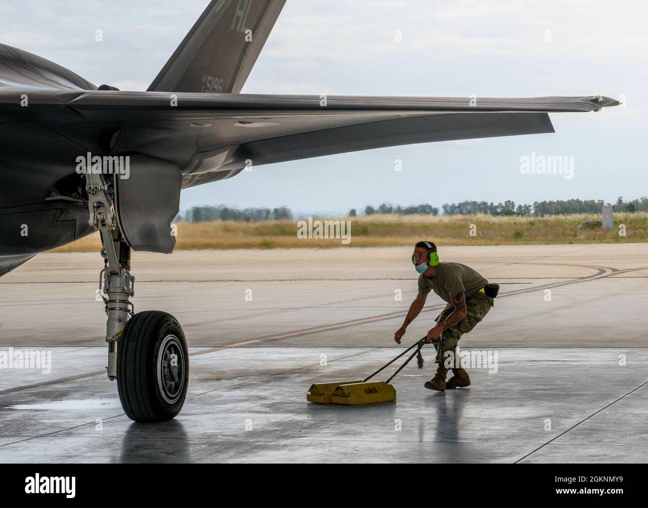 U.S. Air Force Staff Sgt. Brett Woodward, 4th Fighter Generation ...